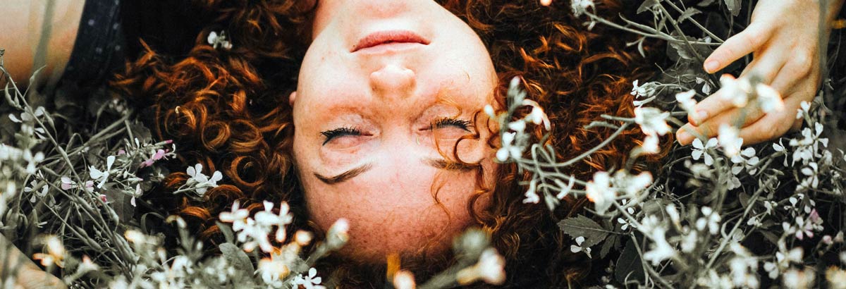 Cuidado natural cabelo pintado: usa plantas para realçar a tua cor
