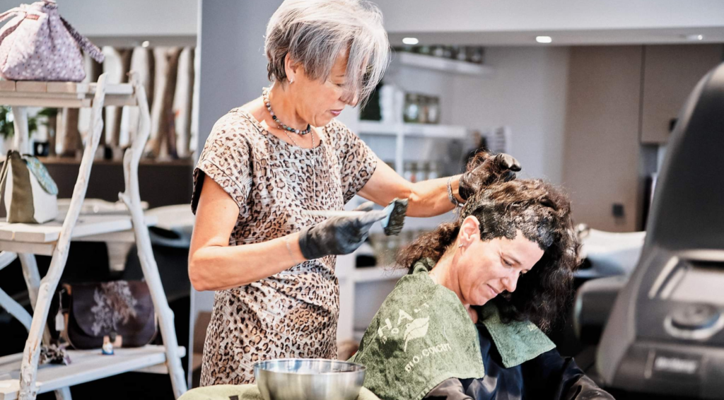Coloração vegetal: cuidar do cabelo além de o pintar